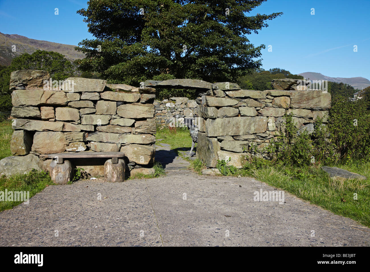 Statue of the dog Gelert, Beddgelert (Gelert's Grave) in the village of ...