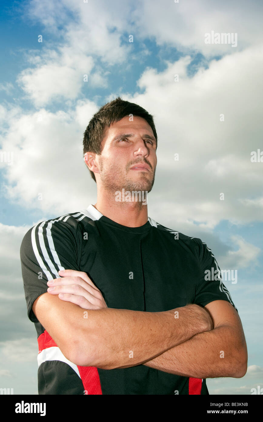 man standing with arms crossed Stock Photo - Alamy