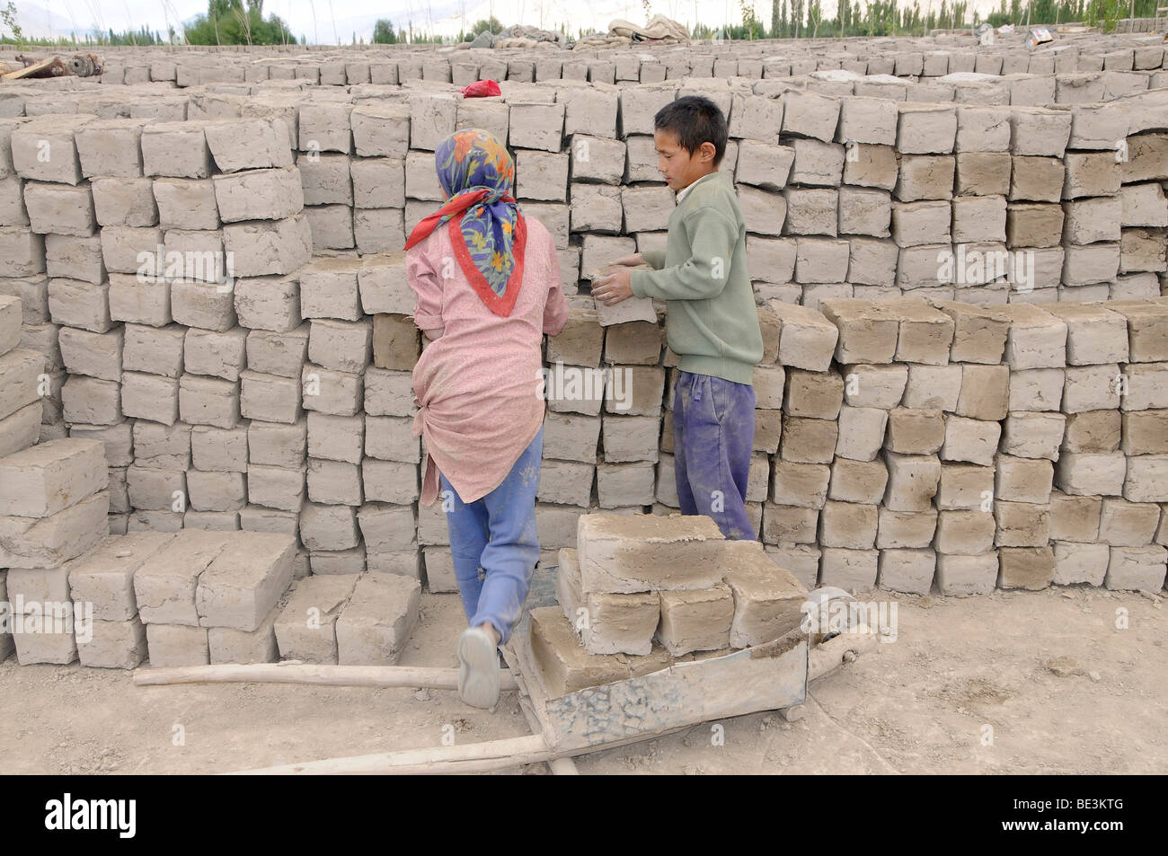 Children labour bricks hi-res stock photography and images - Alamy