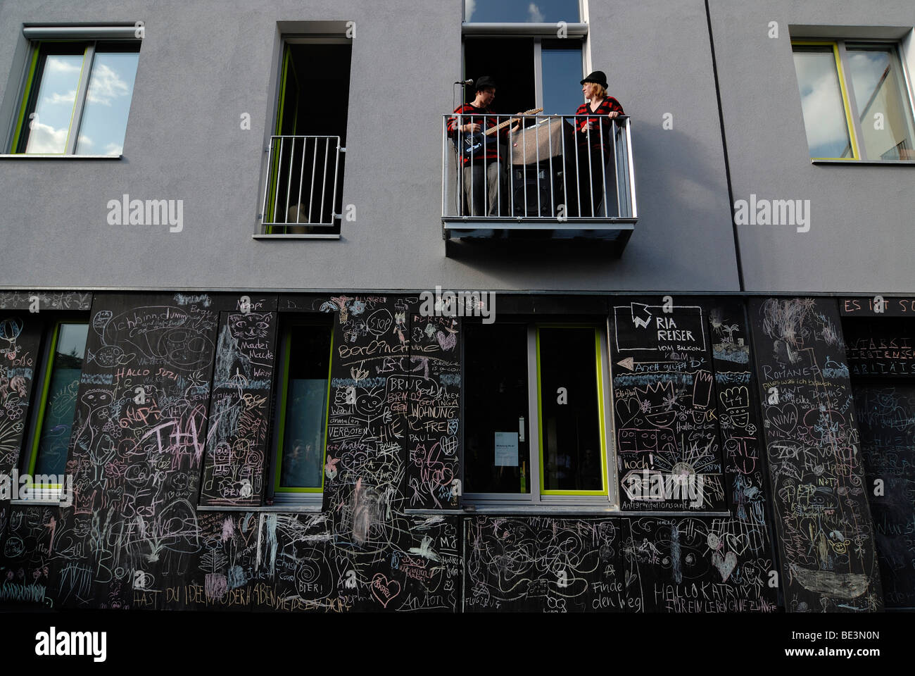 Singing from balcony hi-res stock photography and images - Alamy