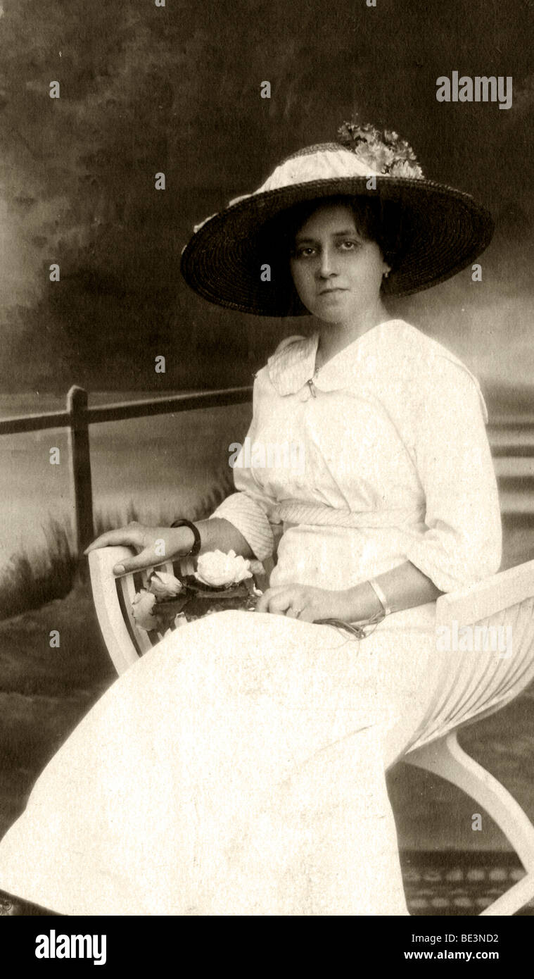 Woman's portrait, historical photo circa 1910 Stock Photo - Alamy