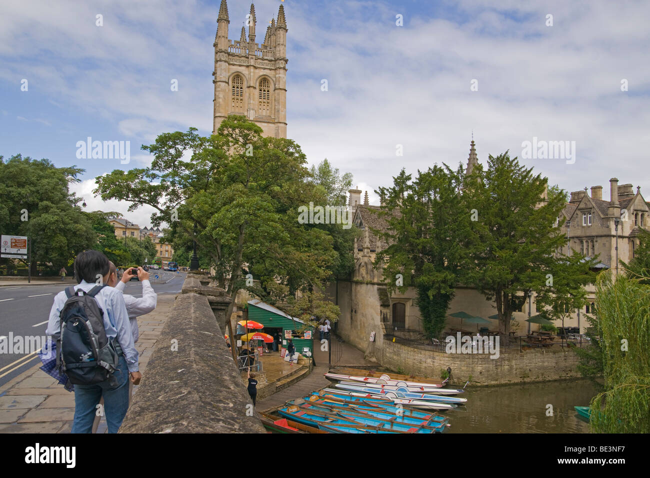Magdalen Bridge, River Cherwell, lookiing to Magdalen College, Oxford ...