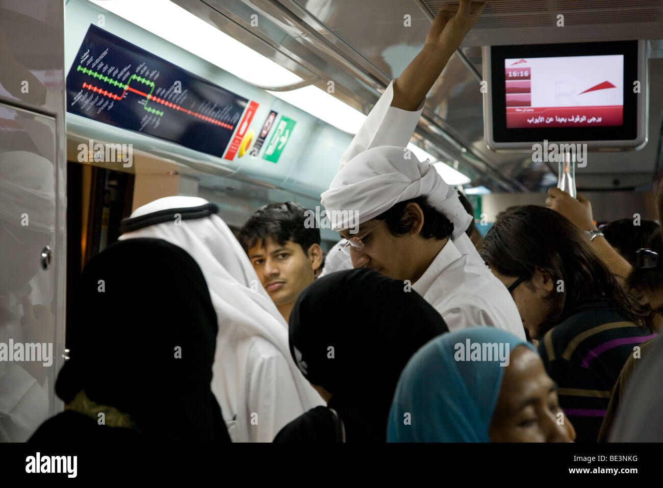 rush hour commuters dubai metro train overcrowding Stock Photo - Alamy