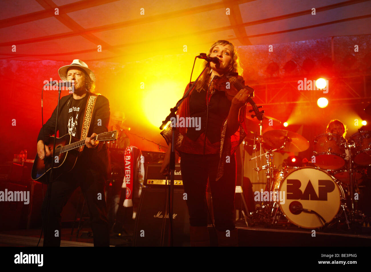 Open air rock concert hi-res stock photography and images - Alamy