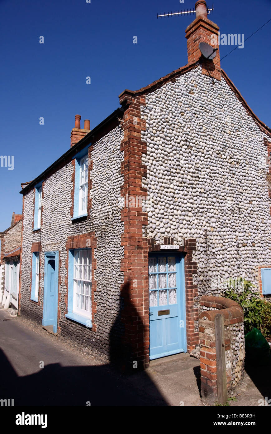 Flint cottage hi-res stock photography and images - Alamy