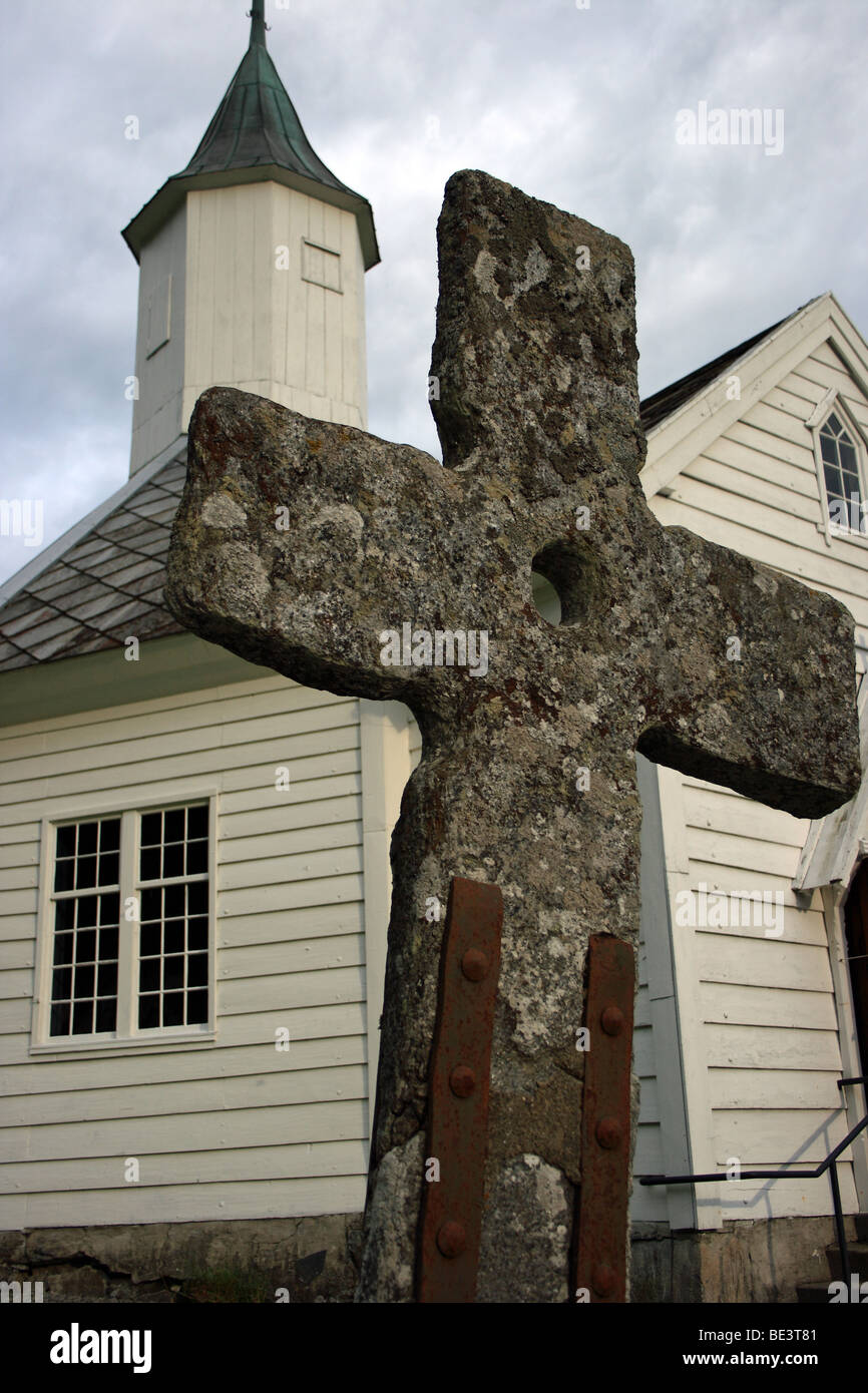 Old stone cross in churchyard hi-res stock photography and images - Alamy