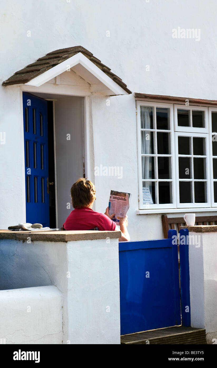 Reading newspaper uk hi-res stock photography and images - Alamy