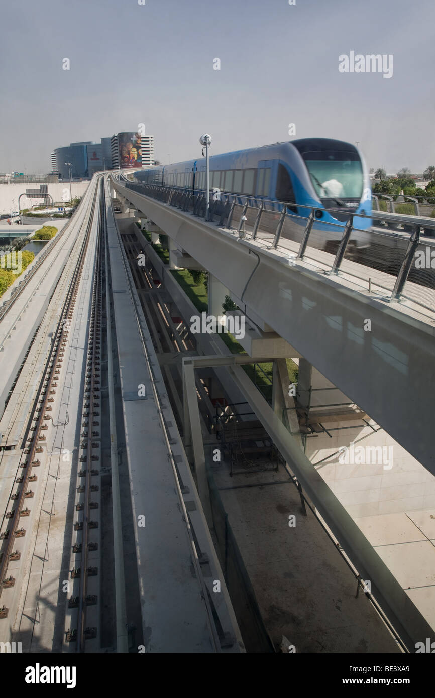 Dubai Metro train line railway track tracks uae Stock Photo - Alamy