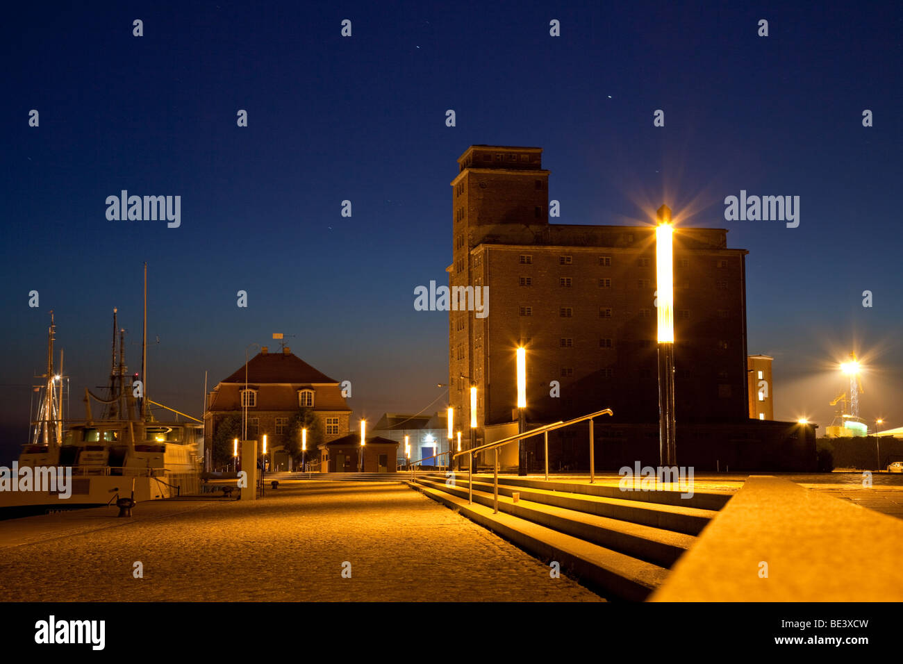 Harbor magazine hi-res stock photography and images - Alamy