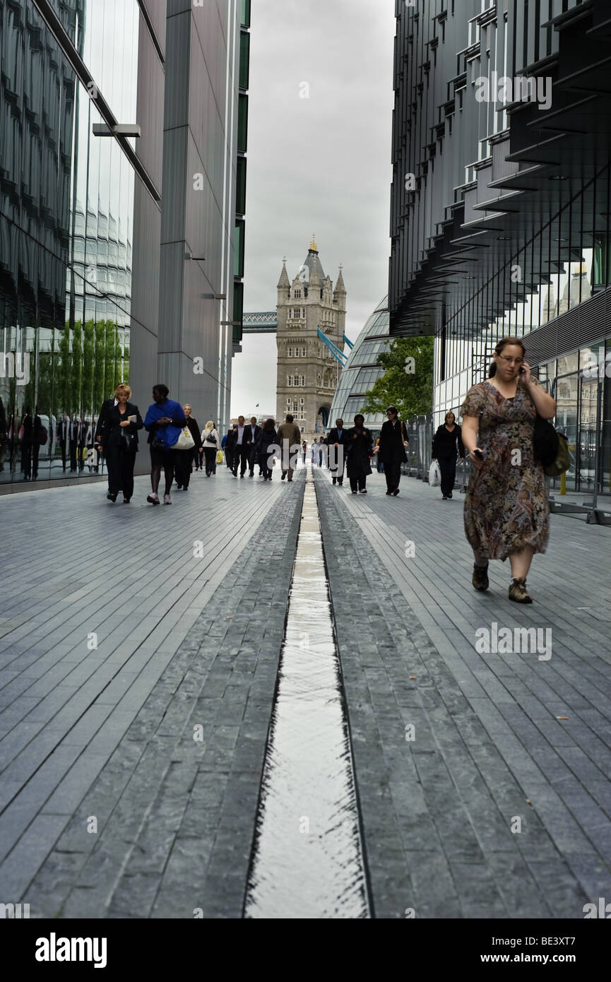 Office building near tower bridge hi-res stock photography and images ...