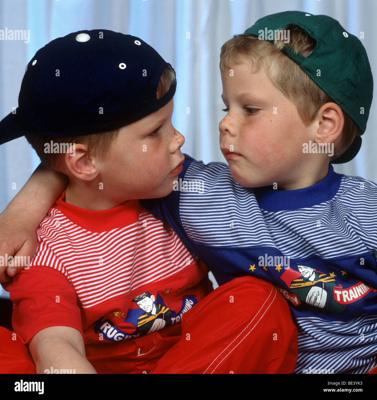 Identical twins children hi-res stock photography and images - Alamy