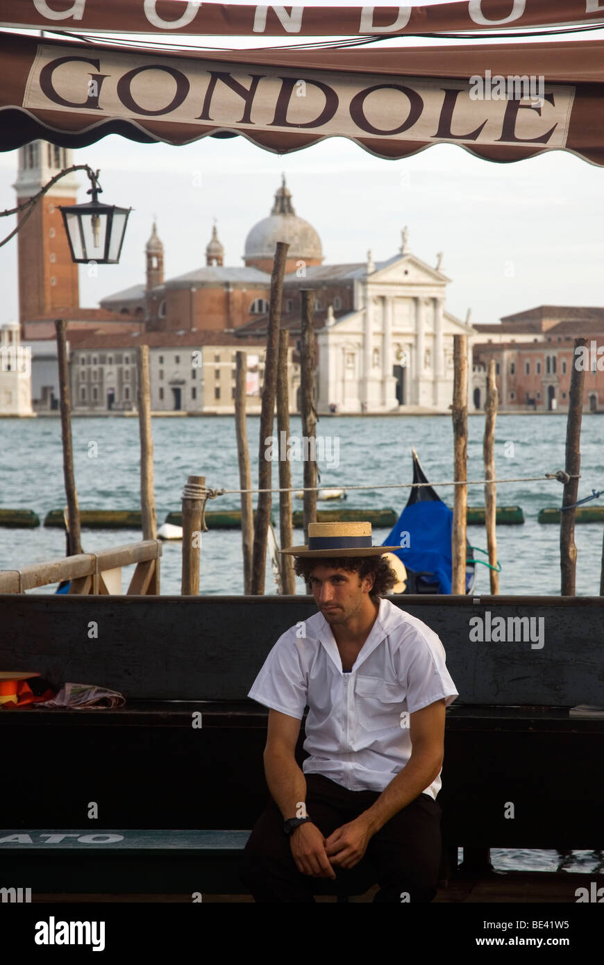 Gondoliere gondoliere gondolieri gondoliere venezia hi-res stock ...