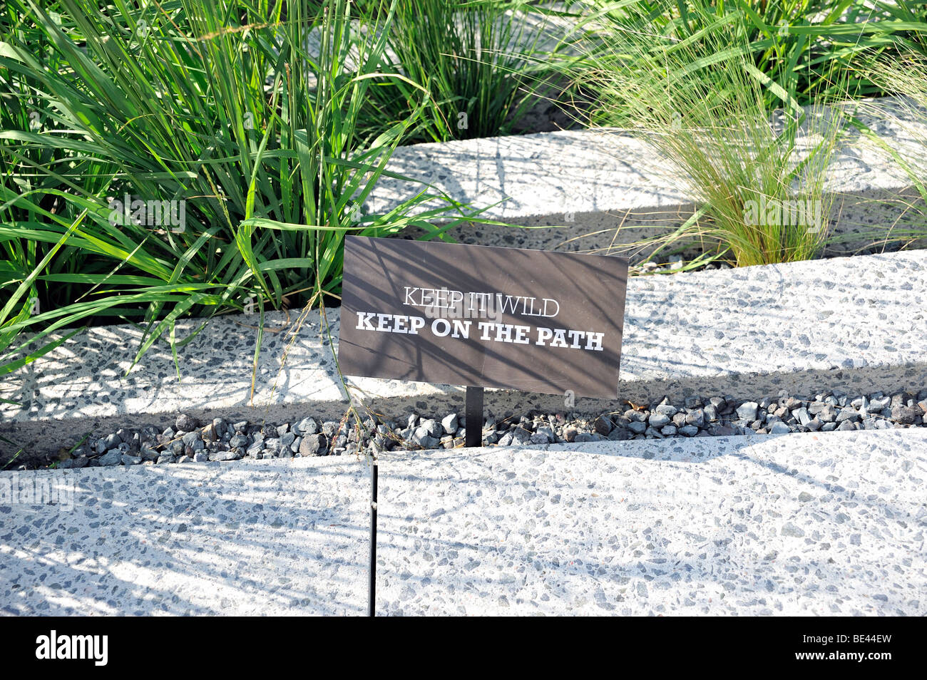 A keep-on-the-path sign on New York City's High Line Stock Photo - Alamy