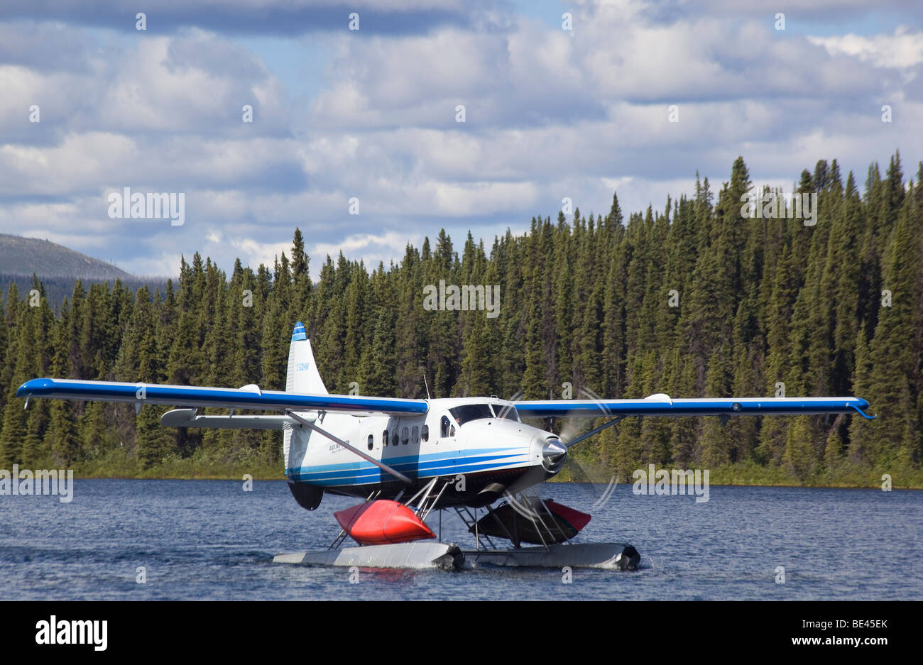 Taxiing de Havilland Canada DHC-3 Otter, Floatplane, Canoe tied to ...
