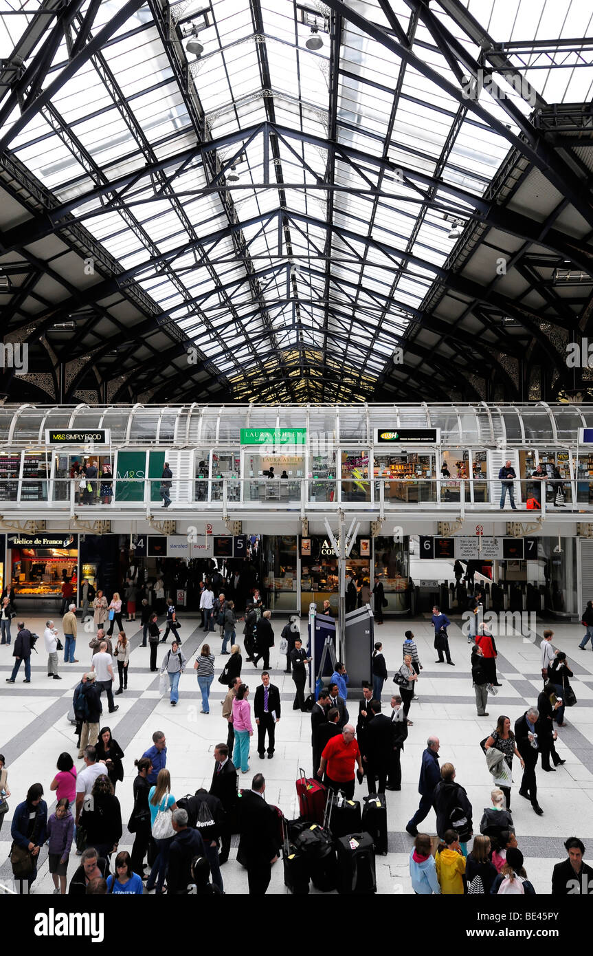 Liverpool street station concourse hi-res stock photography and images ...