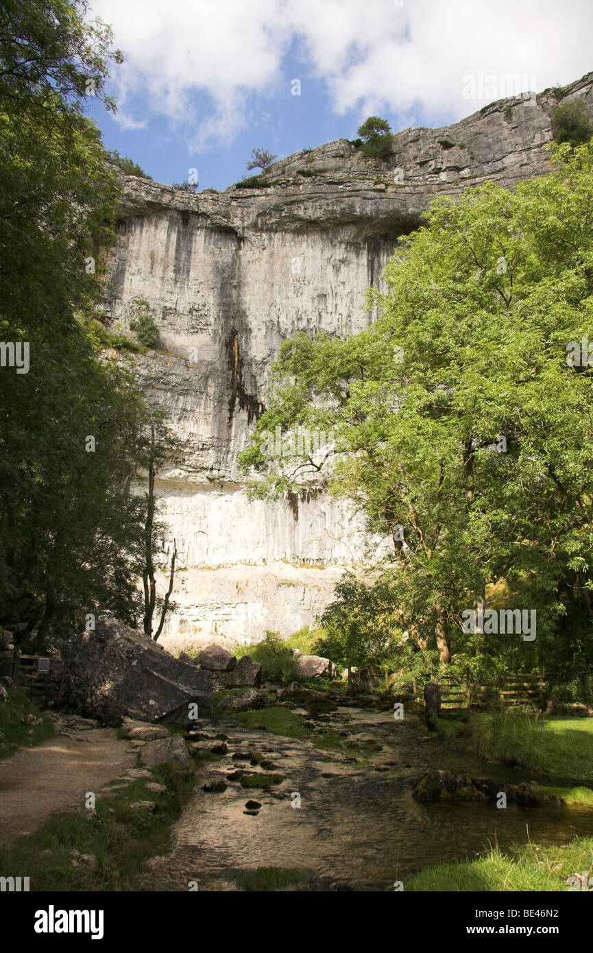 Malham Cove, Malhamdale, Yorkshire Dales, England, UK Stock Photo - Alamy