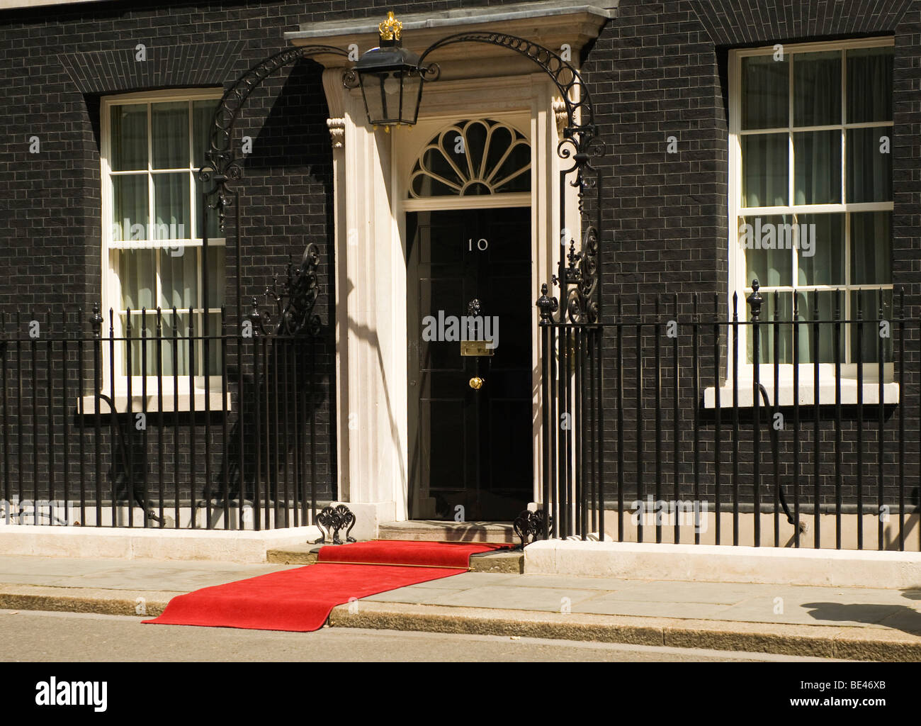 Red carpet at the door of 10 Downing Street for the arrival of VIP ...