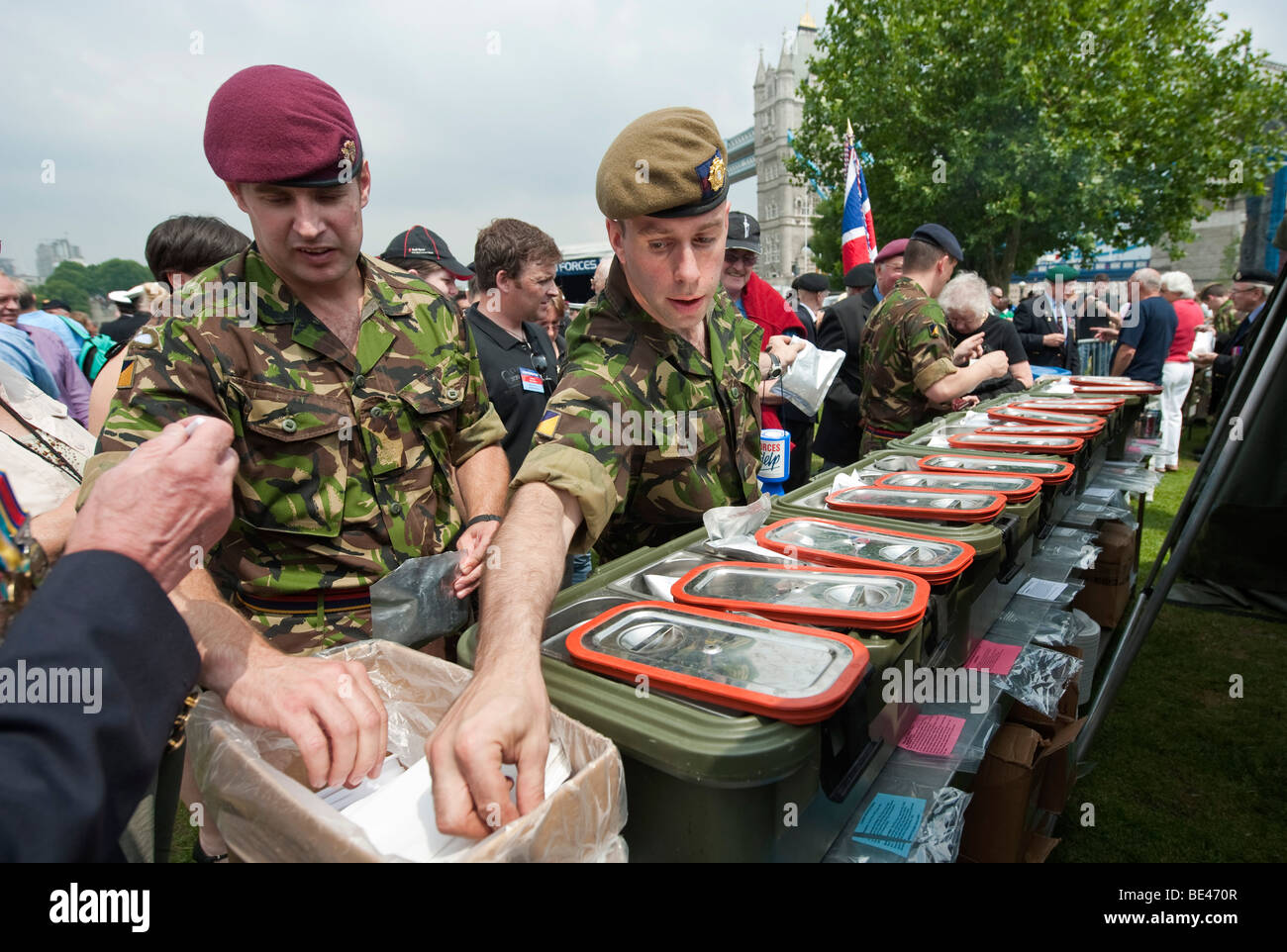 Army field kitchen hi-res stock photography and images - Alamy