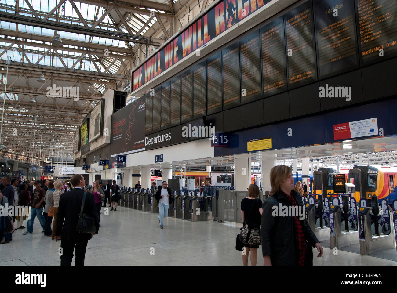 Waterloo station departure board hi-res stock photography and images ...