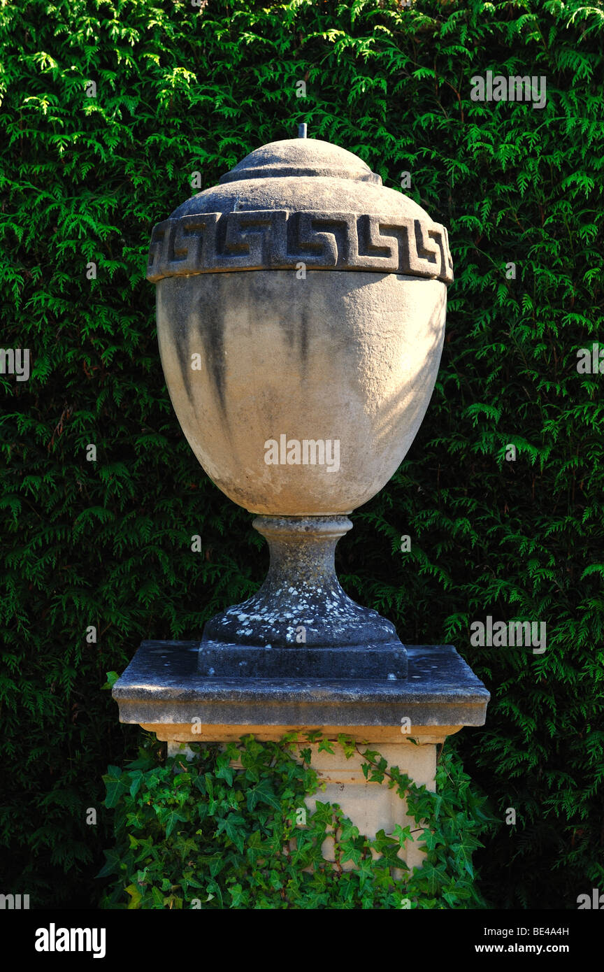 Stone Sculpture of Roman Urn in formal garden Stock Photo - Alamy