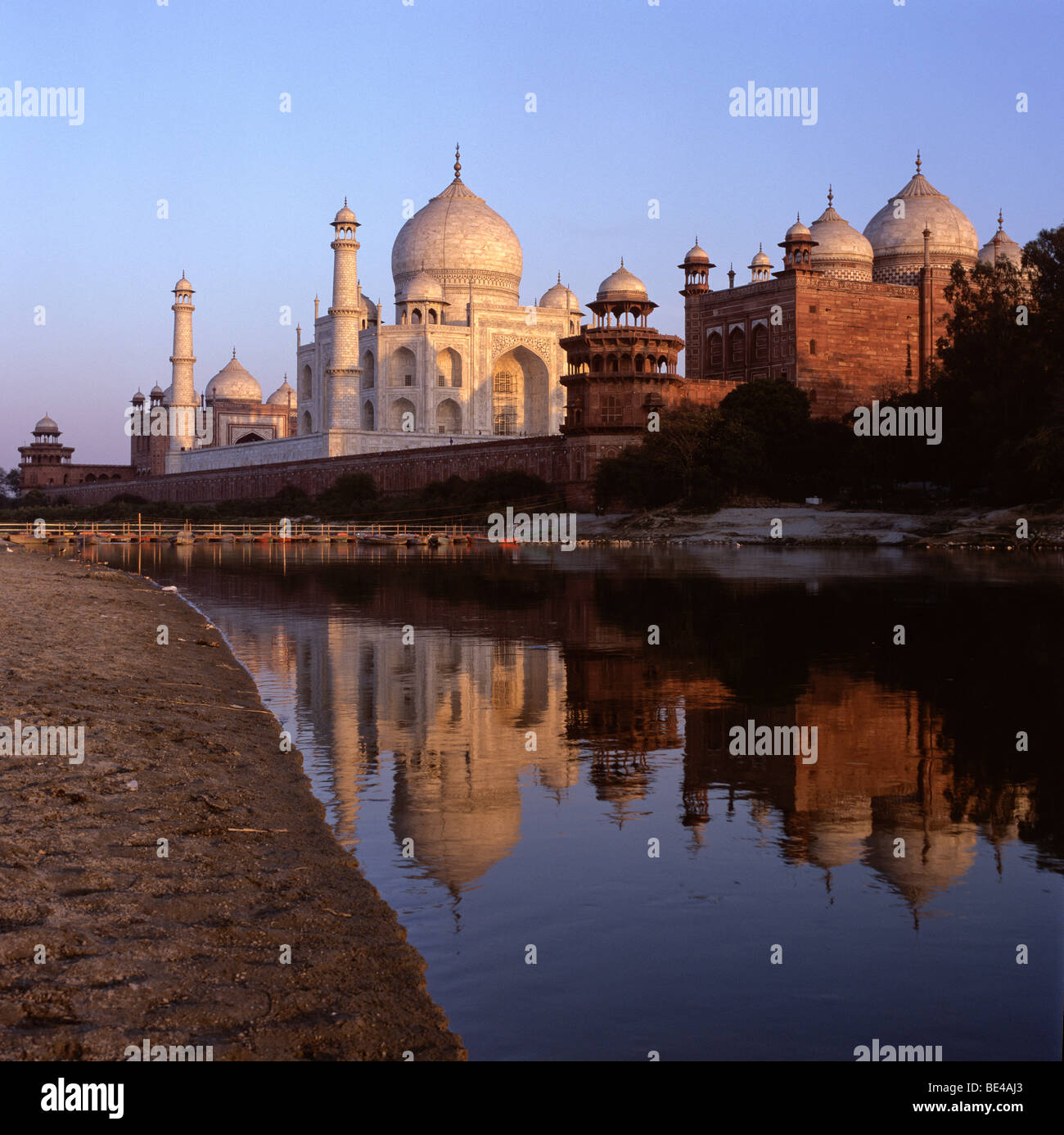 Taj Mahal and its reflection before sunset Stock Photo - Alamy