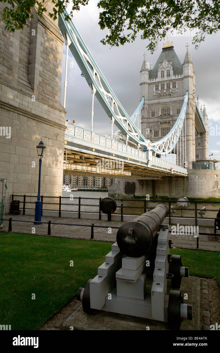 Guns at the Tower Bridge, St. Katherine's Way, London, England, United ...