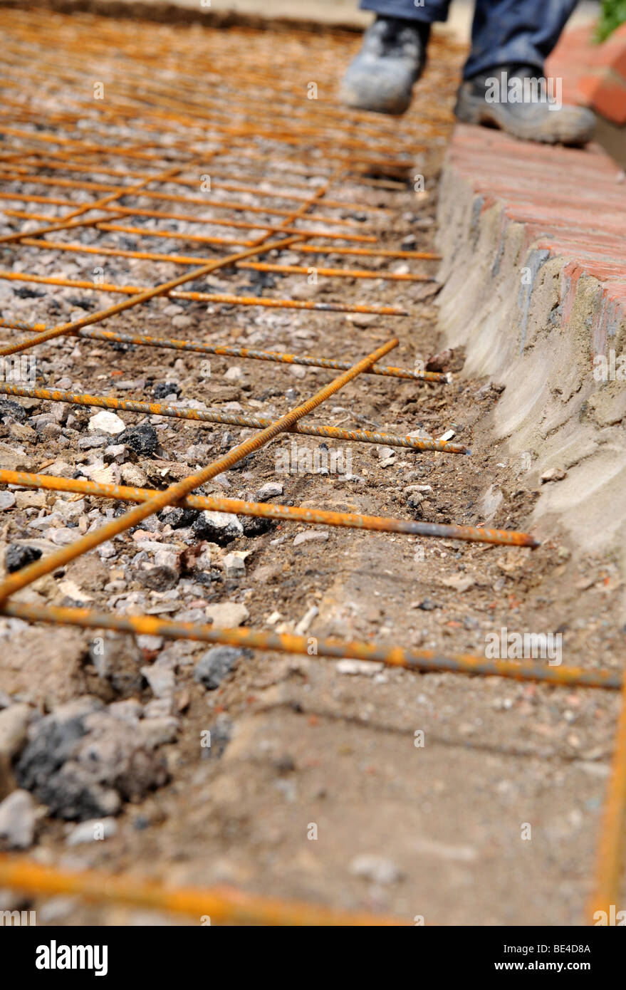 LAYING STEEL MESH IN PREPARATION FOR CONCRETING A HARD BASE FOR A ...