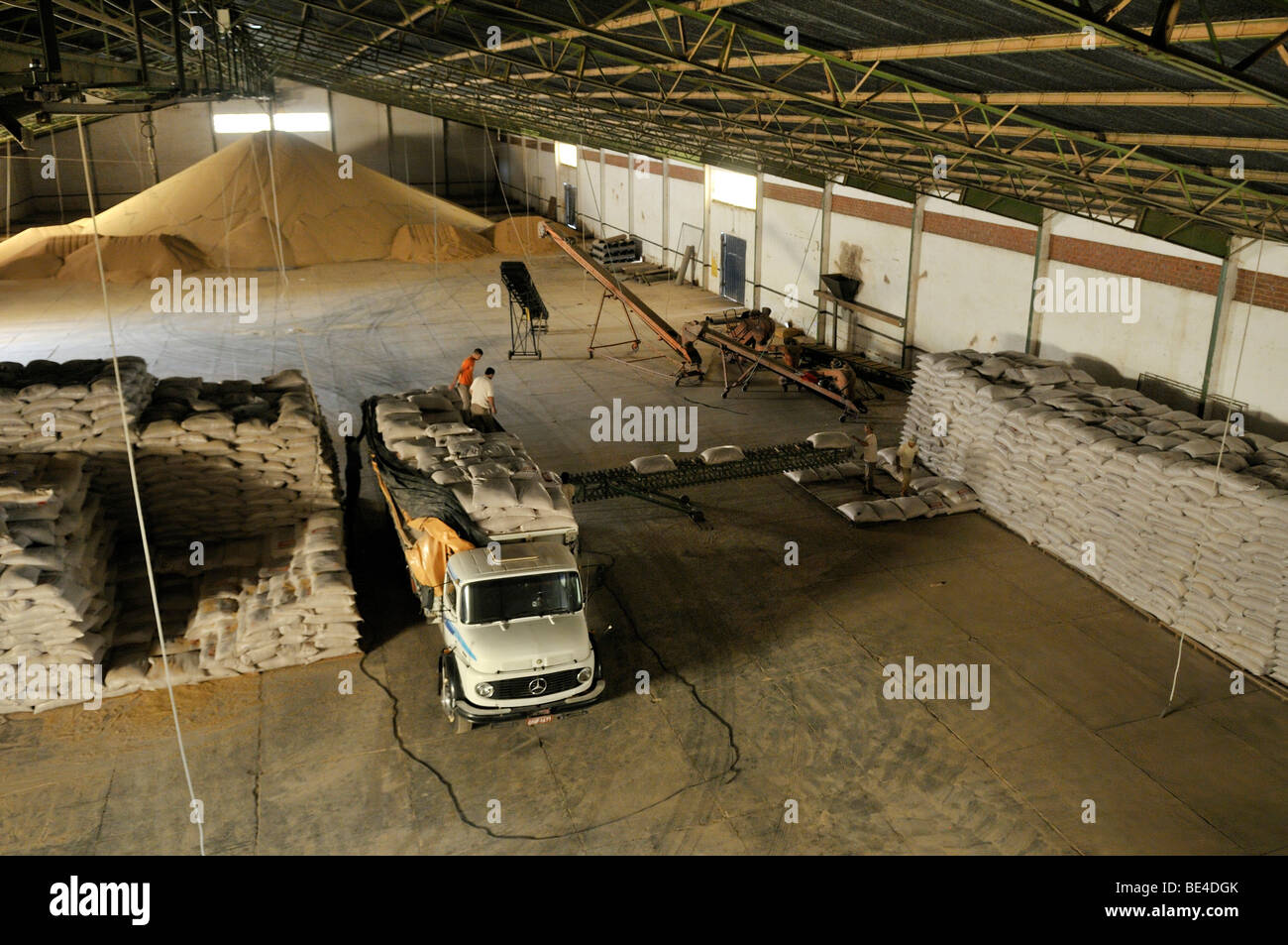 Unload unloading lorry lorries truck trucks hi-res stock photography ...