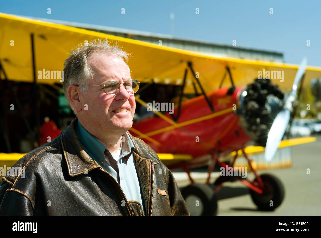 Old man in leather jacket High Resolution Stock Photography and Images ...