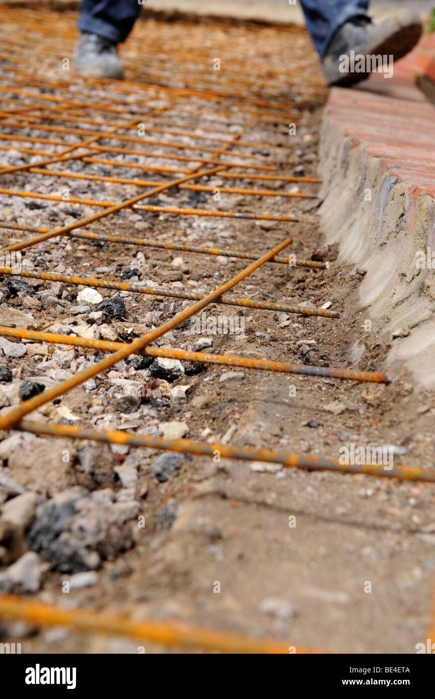 LAYING STEEL MESH IN PREPARATION FOR CONCRETING A HARD BASE FOR A ...