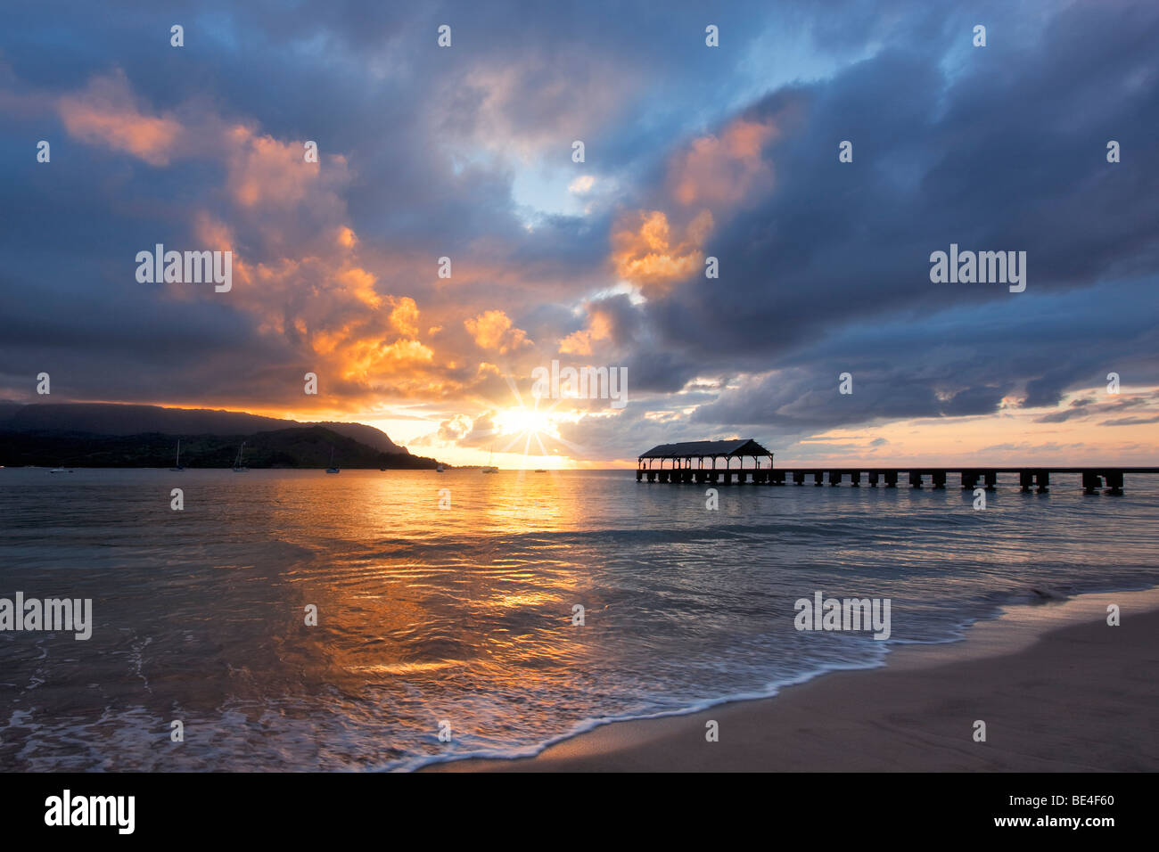 Hanalei bay hi-res stock photography and images - Alamy