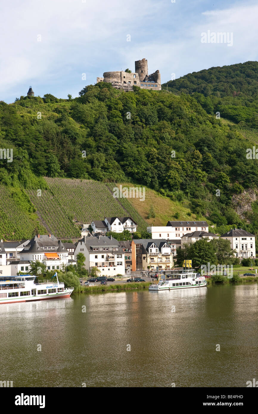 View of Bernkastel-Kues, in the back the castle ruin Landshut, Mosel ...