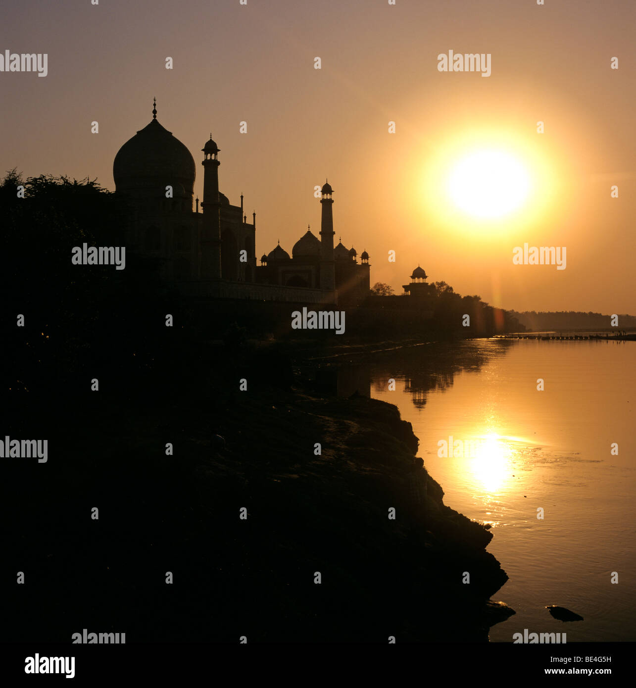 Taj Mahal and its reflection before sunset Stock Photo - Alamy