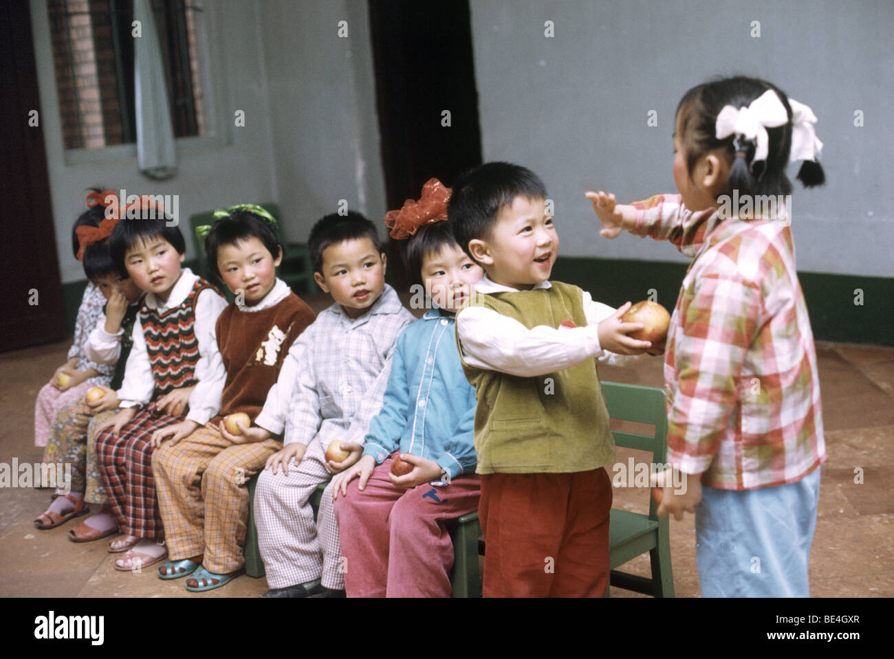Kindergarten school children in China during the Cultural Revolution ...