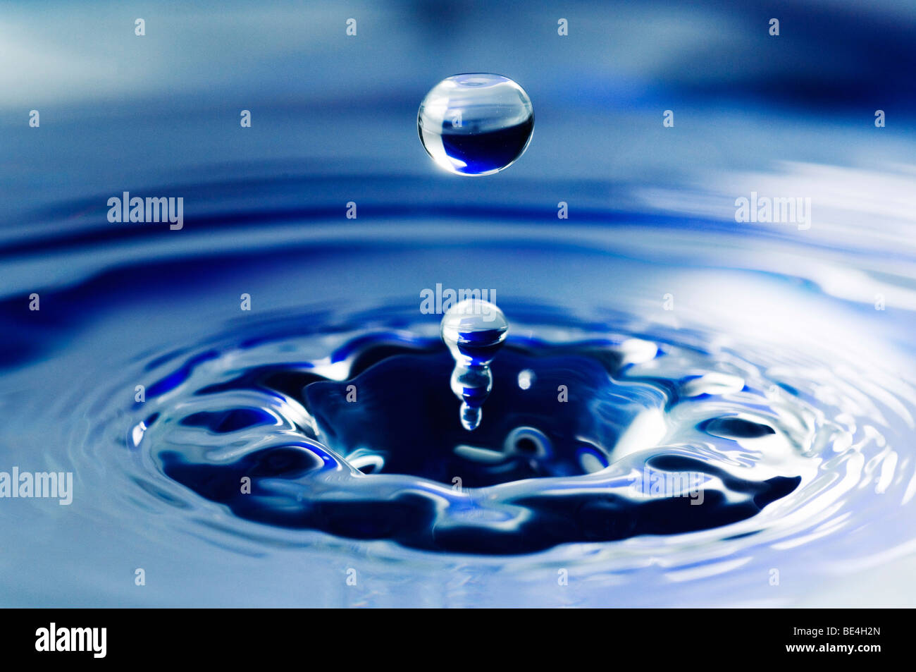 Concentric waves hi-res stock photography and images - Alamy