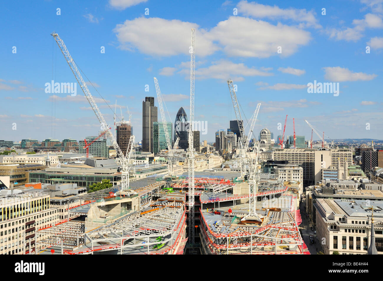 Office building london perspective hi-res stock photography and images ...