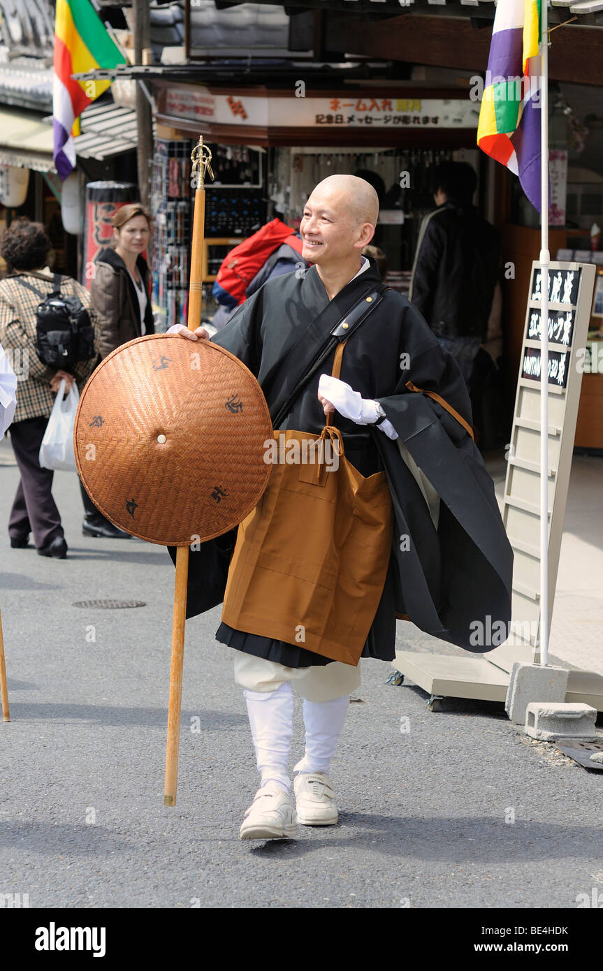 Pilgrim monk at Kiyomizu-dera temple in the old city, Kyoto, Japan ...
