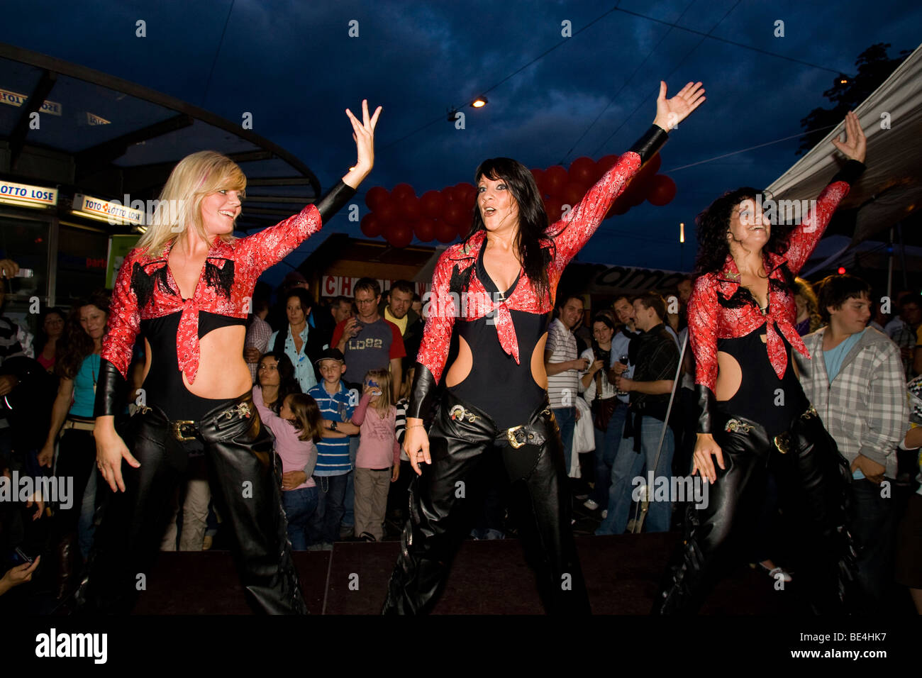 Tanzende frauen hi-res stock photography and images - Alamy