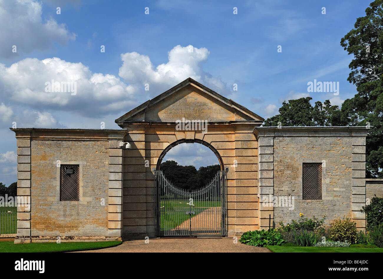 English gate house hi-res stock photography and images - Alamy