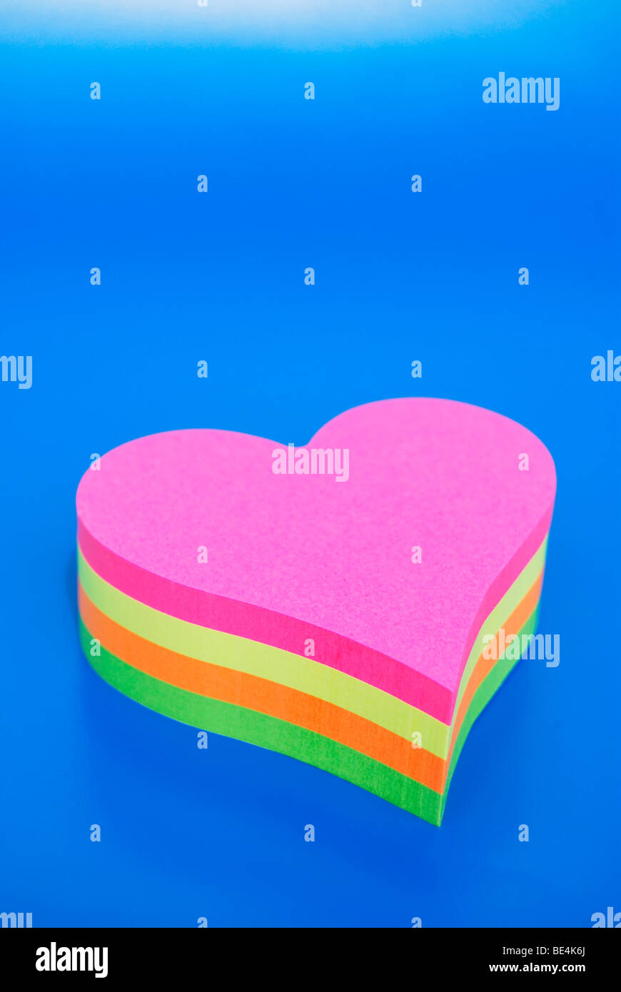 Notepad, heart-shaped, different coloured pieces of paper Stock Photo ...