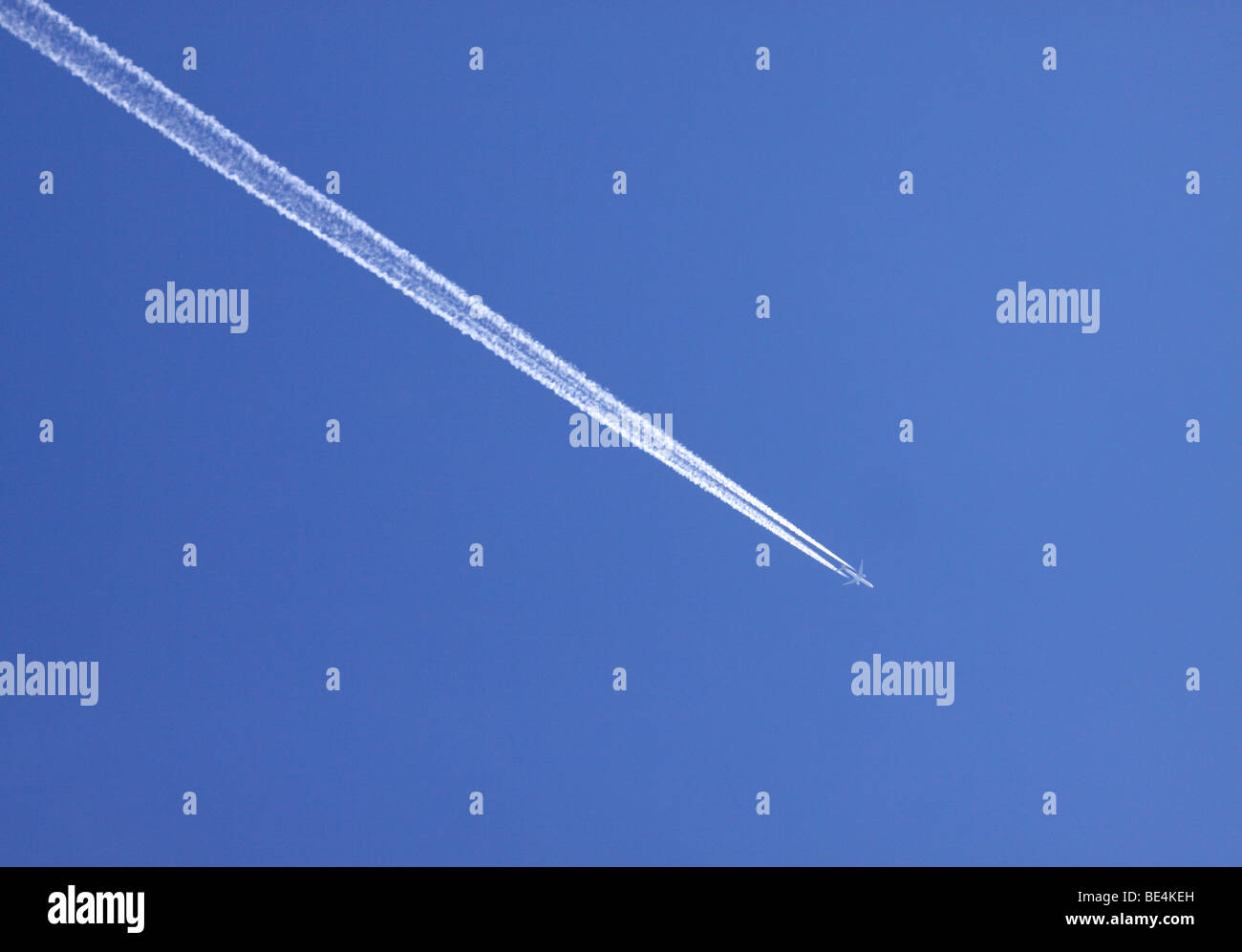 Aeroplanes contrails hi-res stock photography and images - Alamy