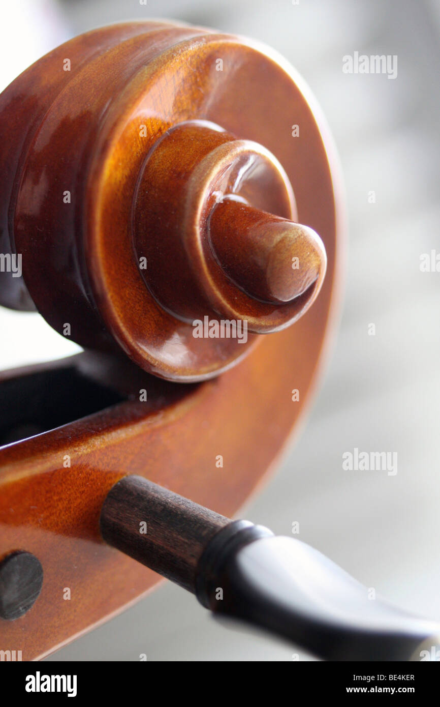 Violin scroll, close-up Stock Photo - Alamy