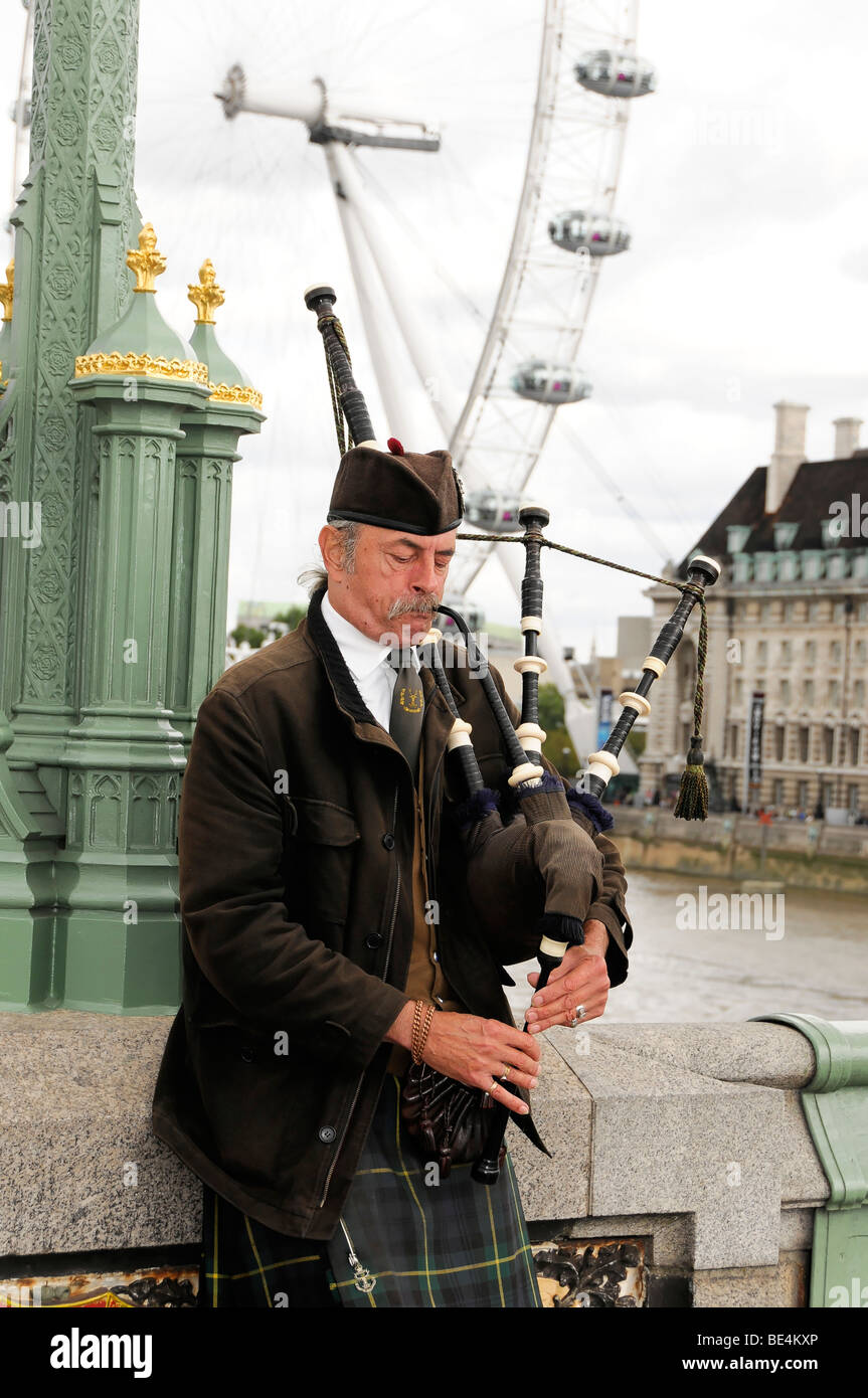 Scotsman in kilt hi-res stock photography and images - Alamy