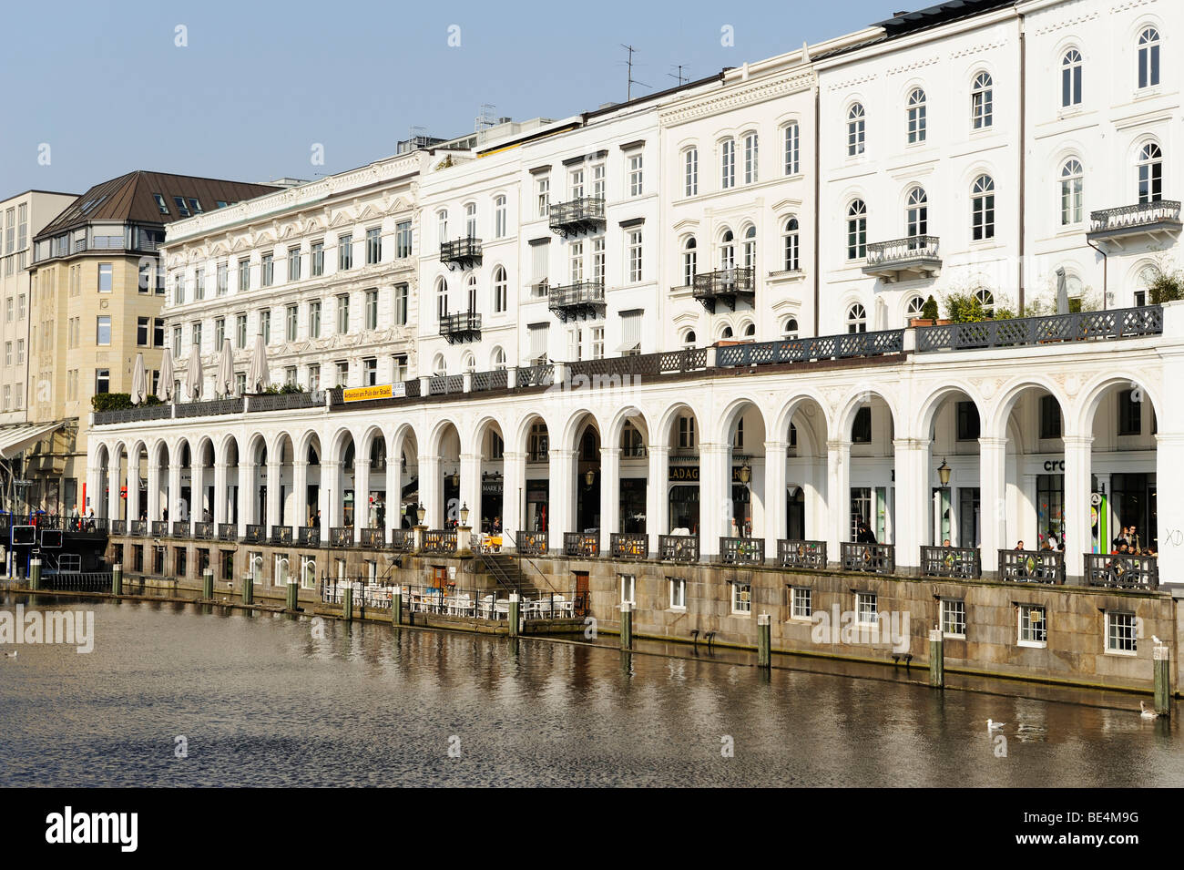 Alster River and Alsterarkaden market in the city centre of Hamburg ...