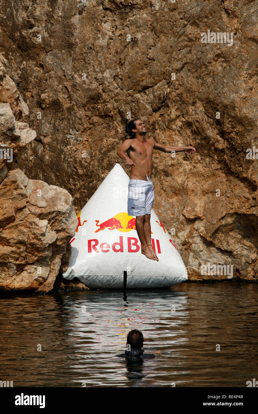 Boys diving cliff hi-res stock photography and images - Alamy