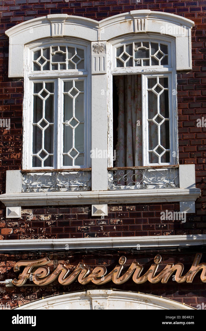 Portugal historic windows hi-res stock photography and images - Alamy
