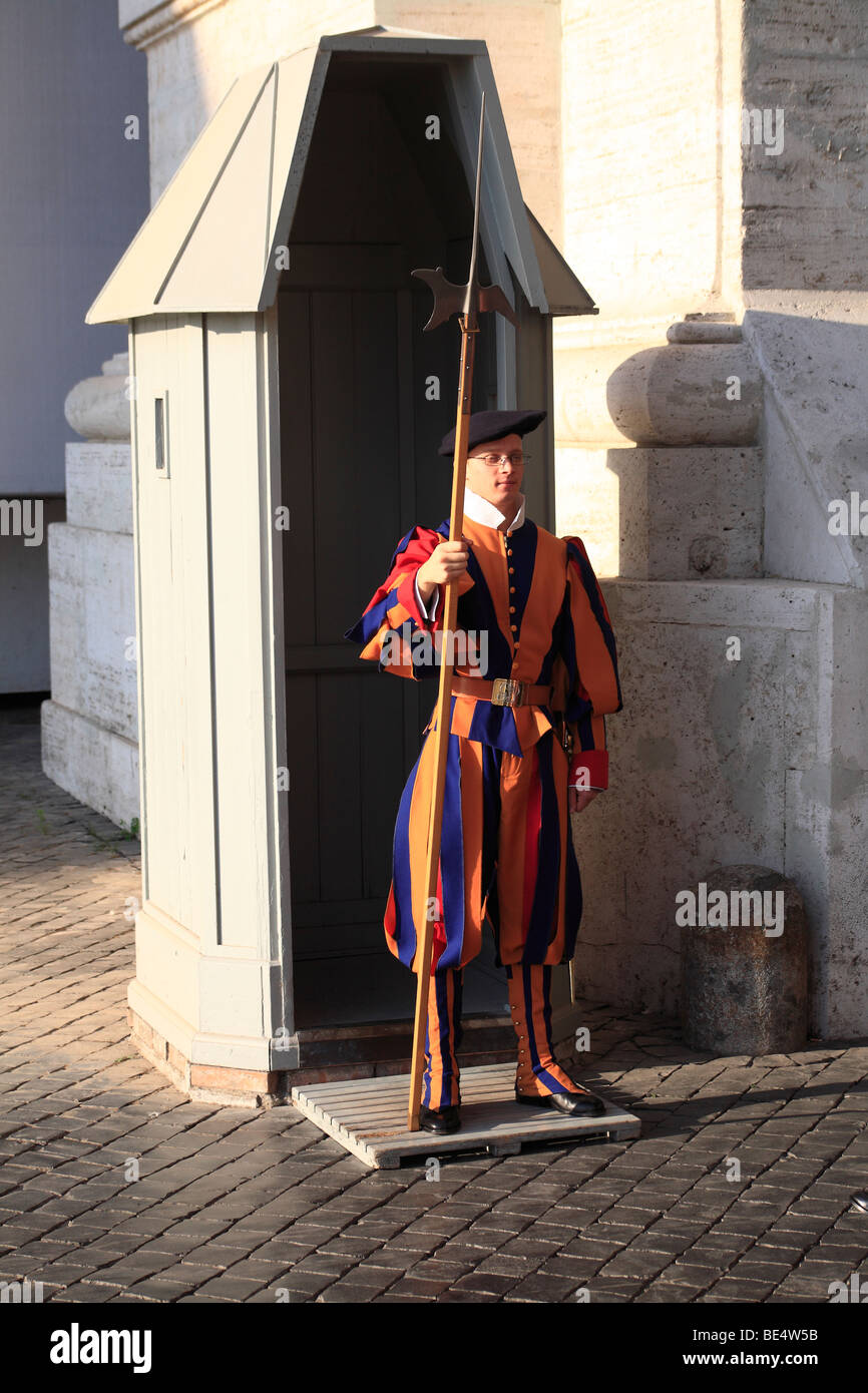 Swiss guard standing guard duty in front sentry box Vatican Stock Photo ...