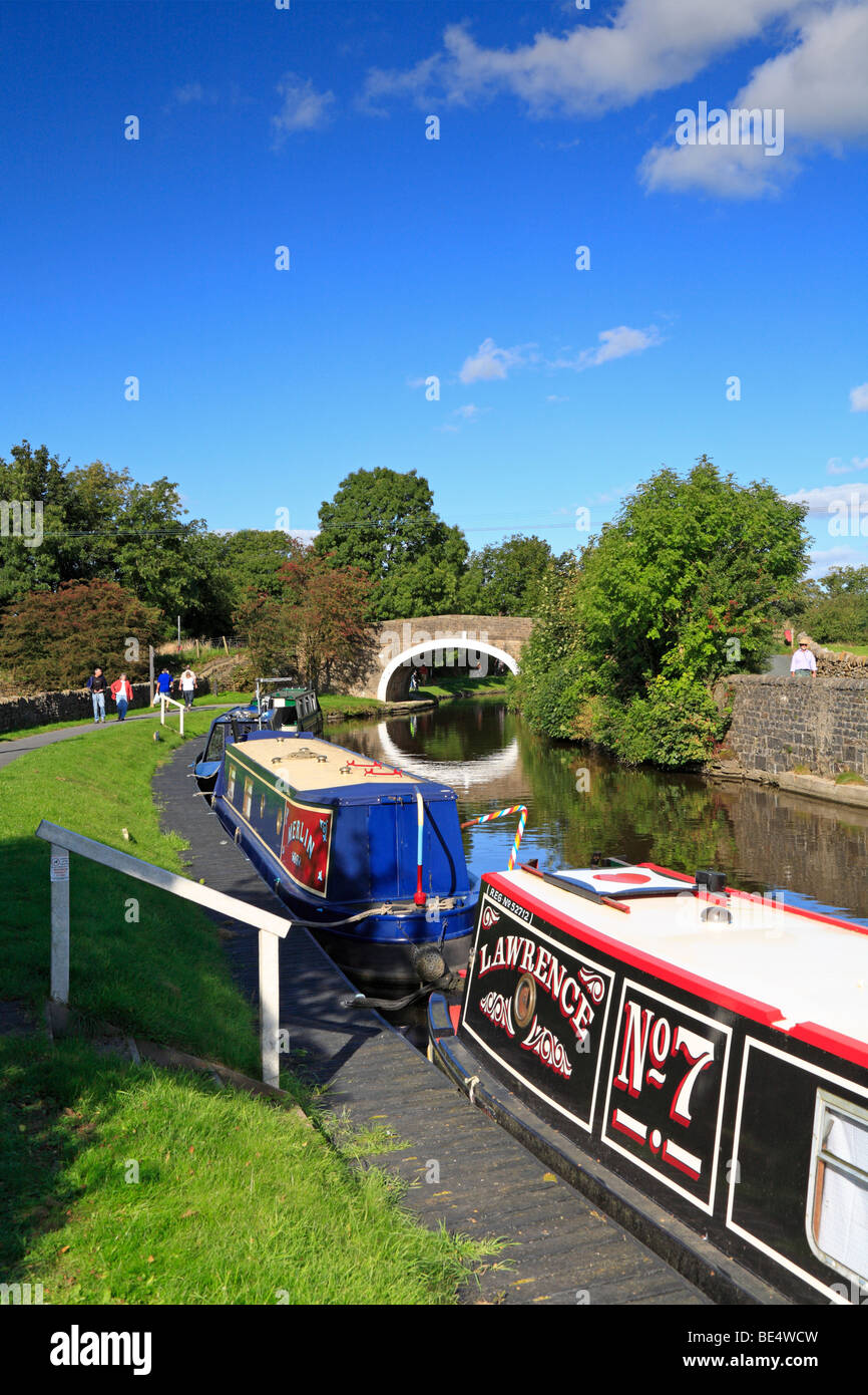Leeds liverpool canal hi-res stock photography and images - Alamy