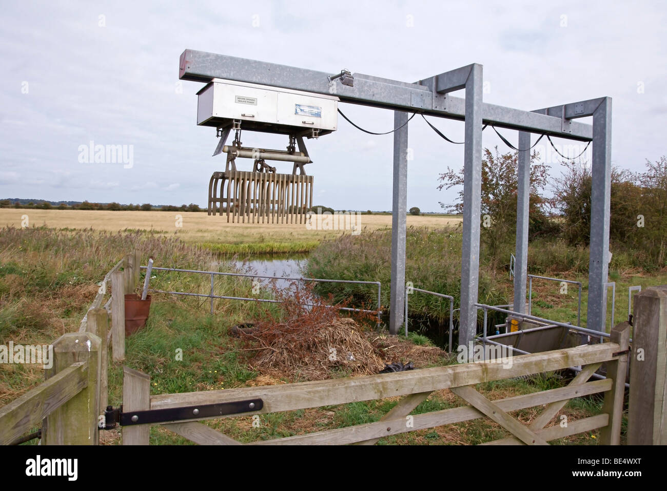 Marsh drainange pump intake screen with automatic overhead trashrake ...