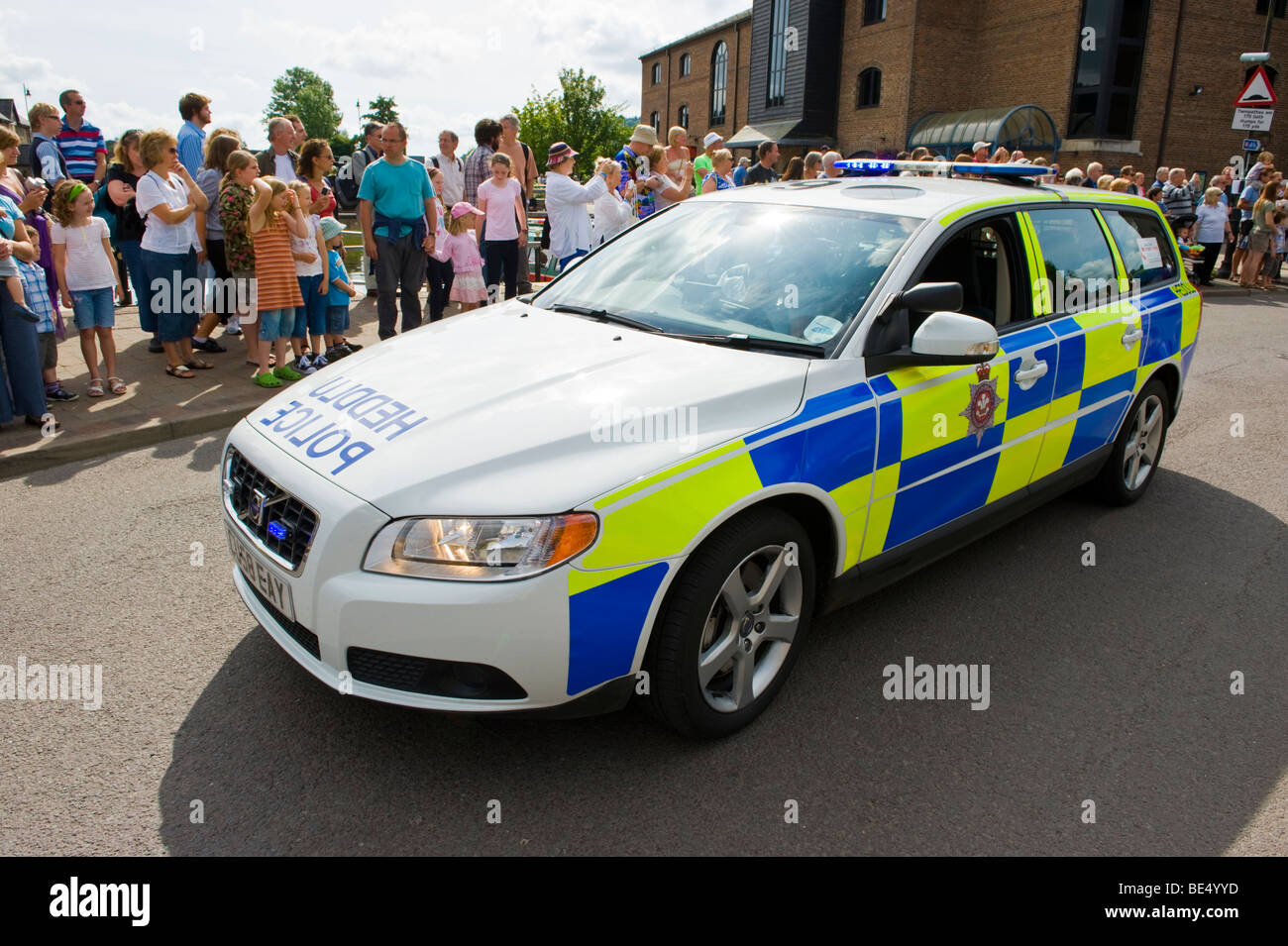 Police car heading the opening parade for Brecon Jazz Festival 2009 ...